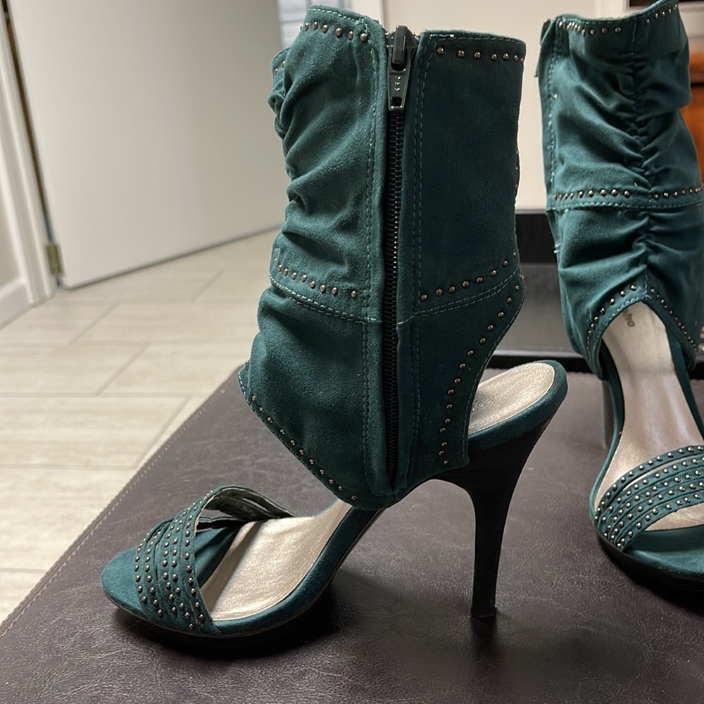 Dark Green Heels Very Different And Interesting. - Gem